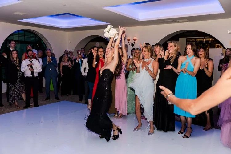 Sejarah Tradisi Lempar Bunga di Acara Pernikahan, Dibuat untuk ...