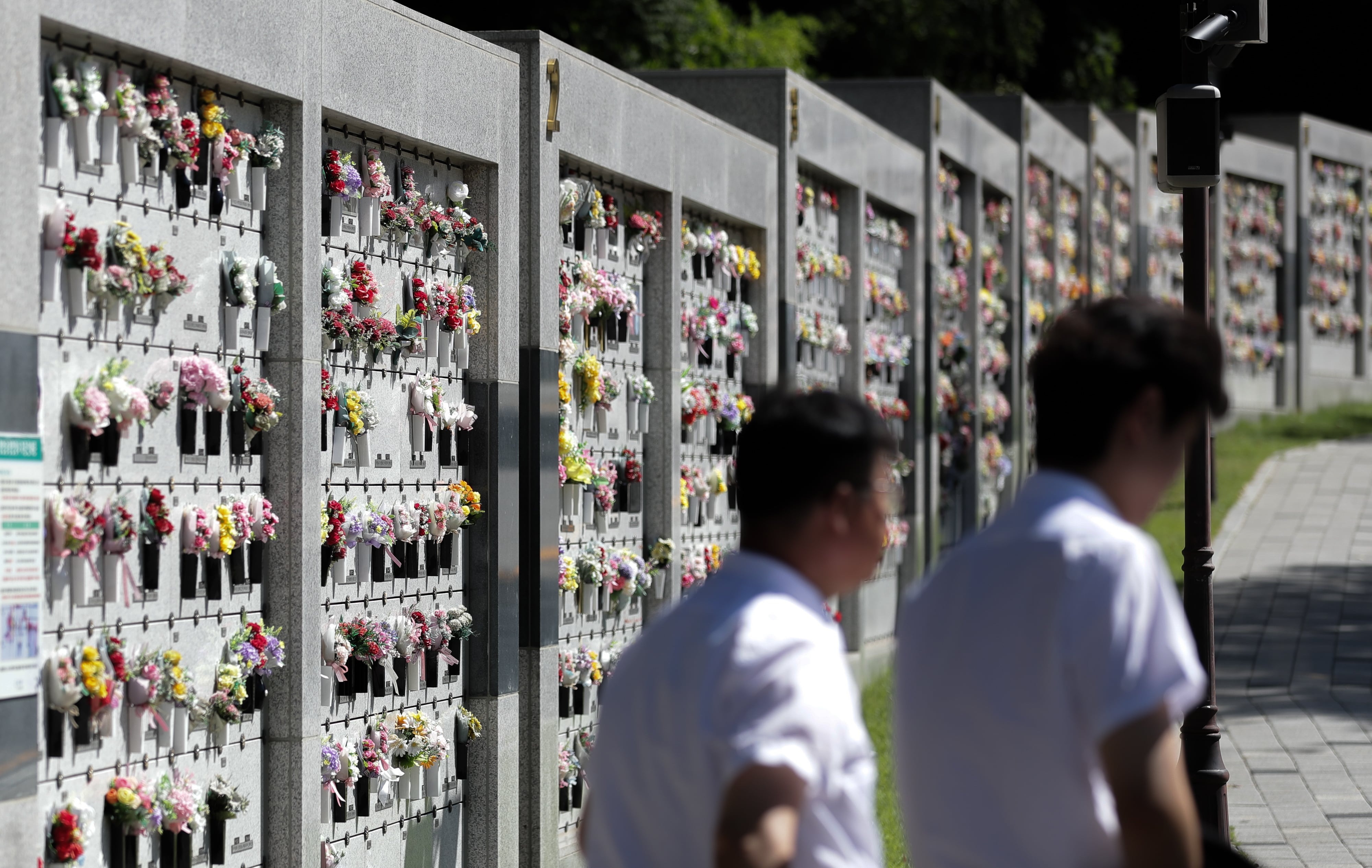 Deaths rise as funeral homes close