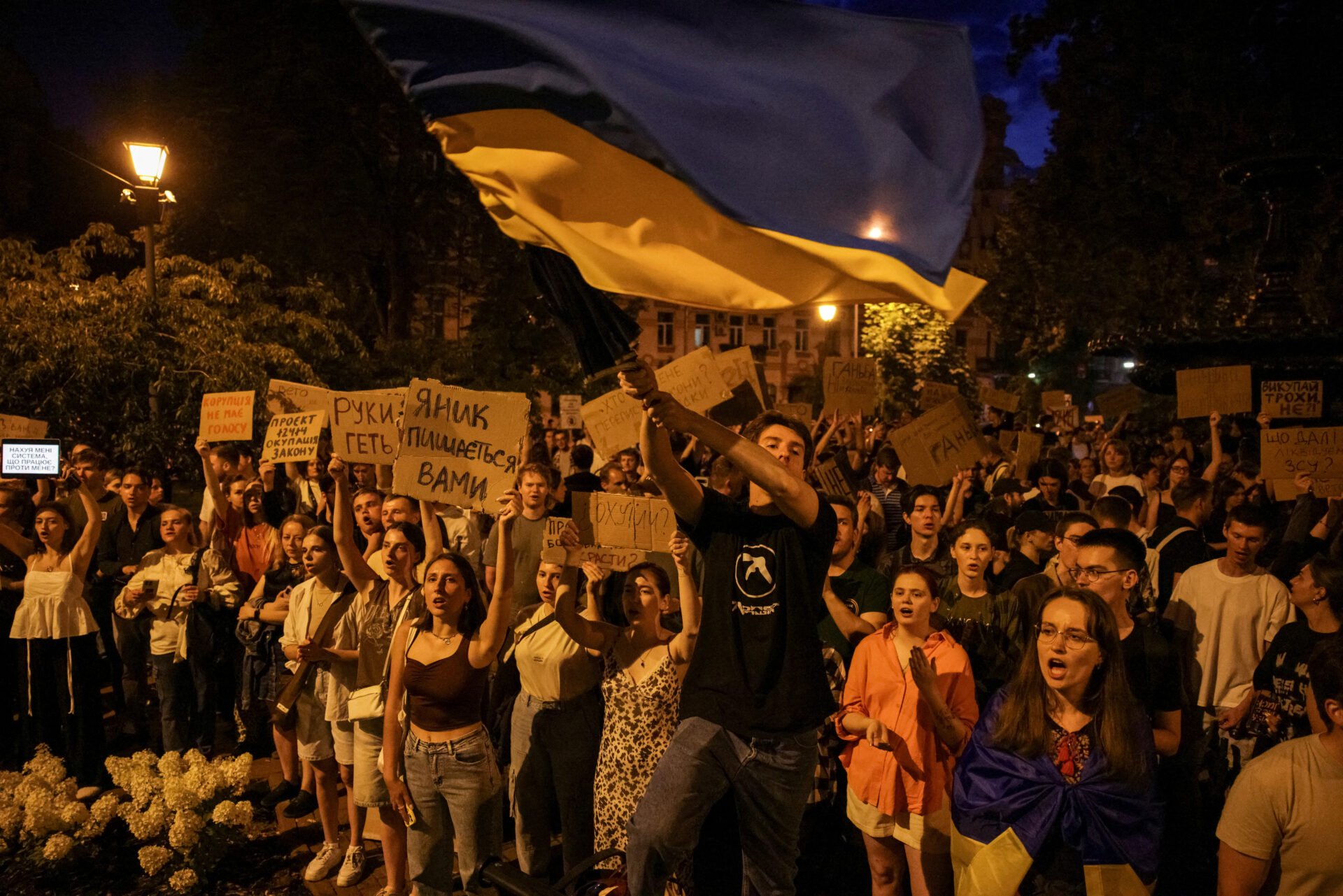 «Καλώς ήρθατε στη Ρωσία»: Πρωτοφανείς διαδηλώσεις κατά του Ζελένσκι ...