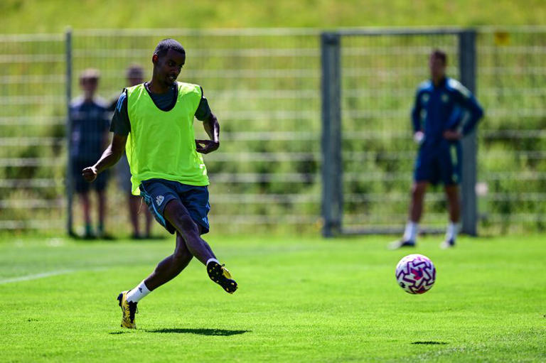 Alexander Isak 'truth' emerges after Liverpool target sent home by ...