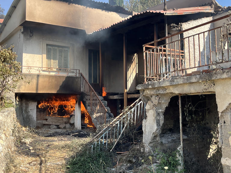 Φωτιά στην Κορινθία: Κάηκαν σπίτια στην Καστανιά – «Ημασταν όλο το ...