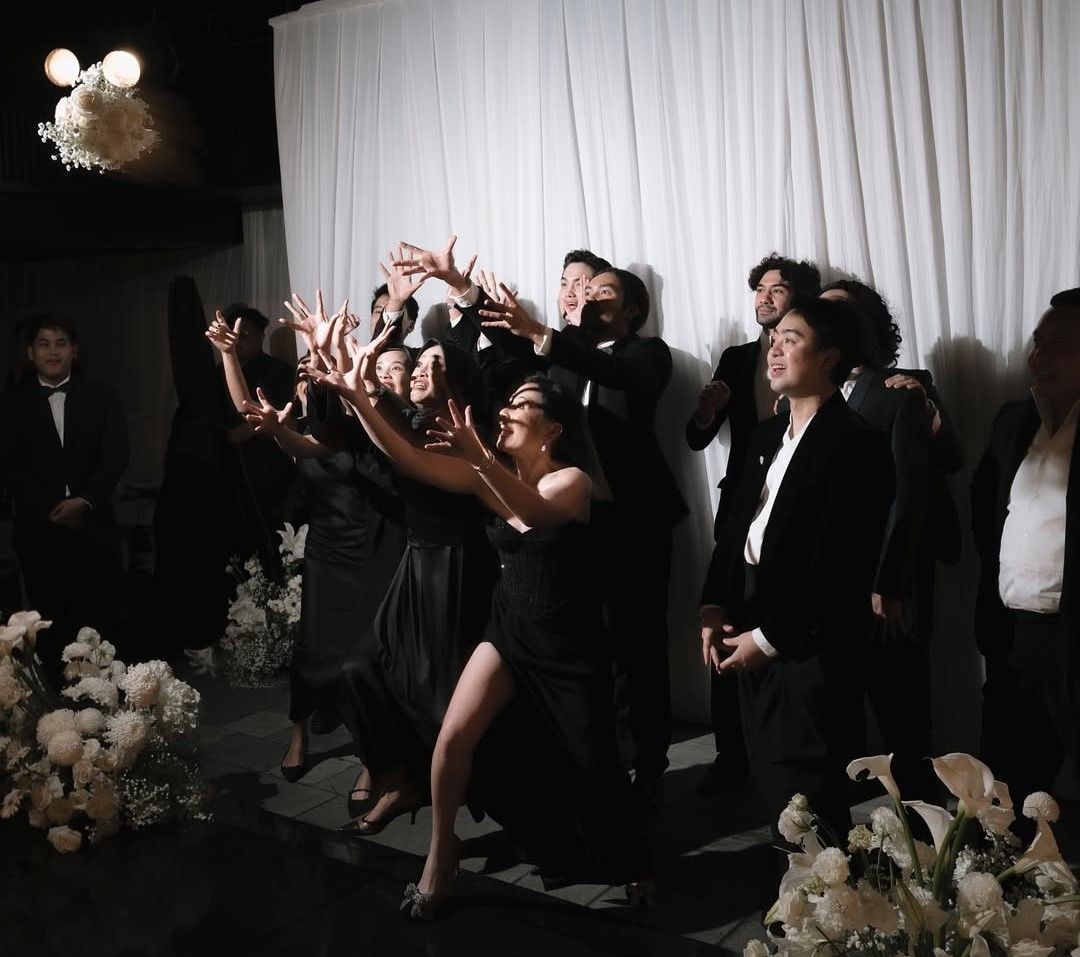 Sejarah Tradisi Lempar Bunga di Acara Pernikahan, Dibuat untuk ...