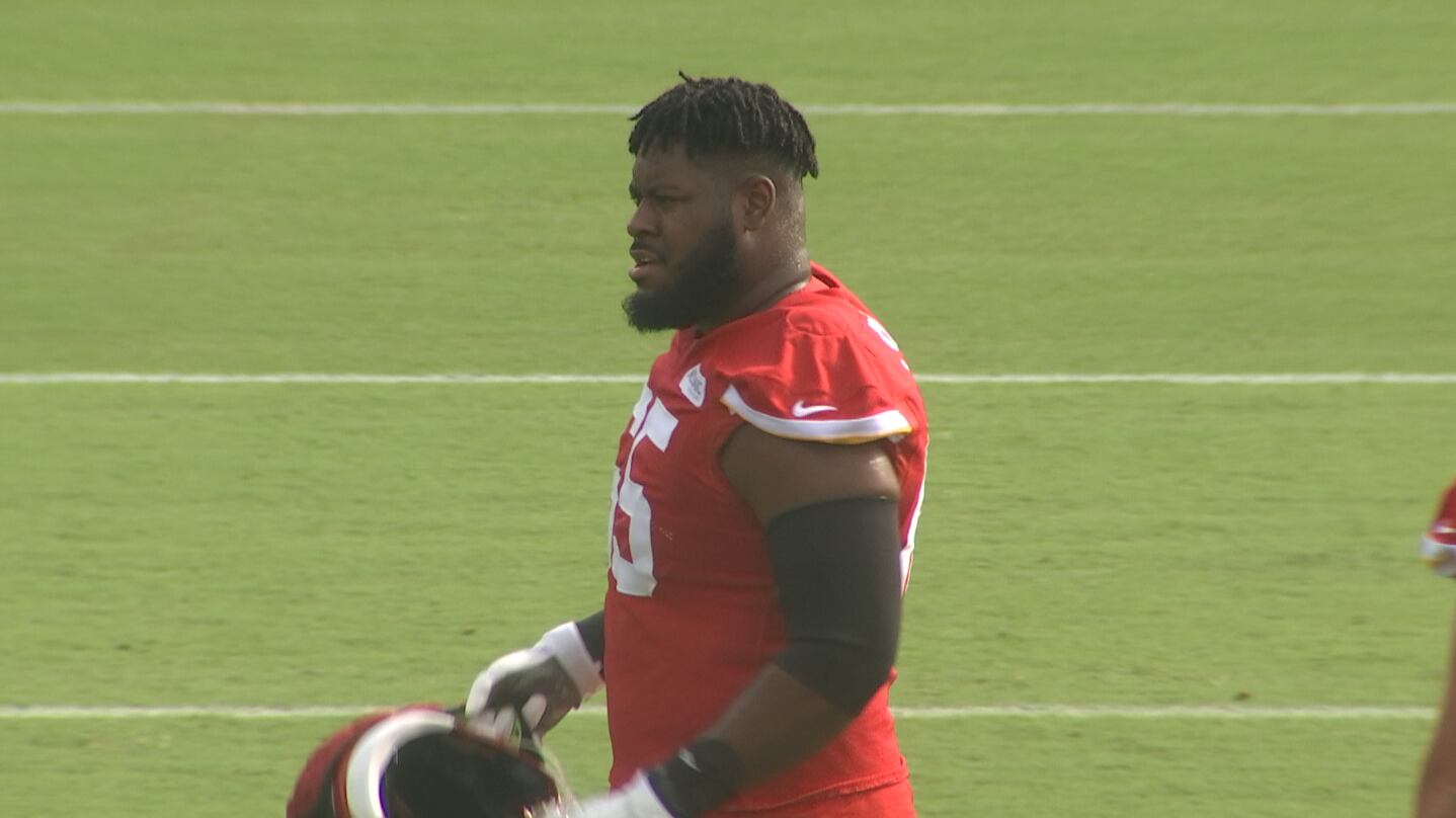 Chiefs’ Trey Smith fulfills promises to late mother in signing record ...