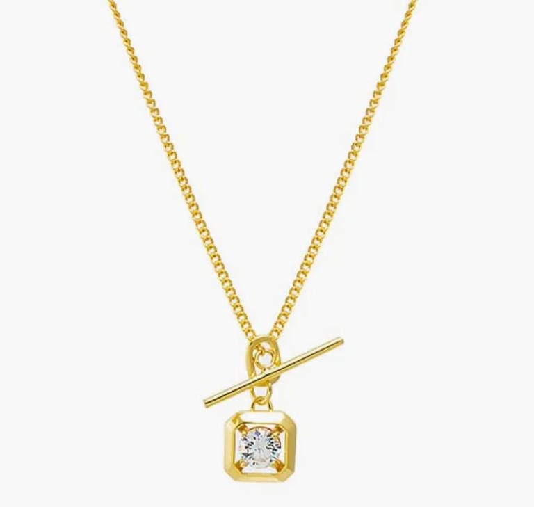 Anne Hathaway's $9k diamond T-bar necklace in Devil Wears Prada 2 - I ...
