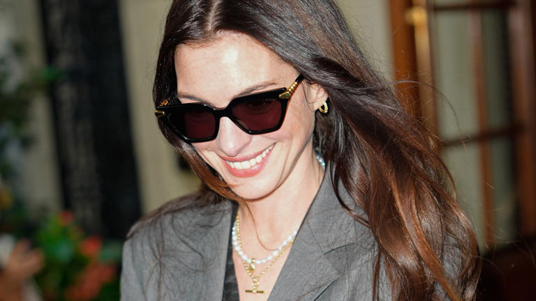 Anne Hathaway's $9k diamond T-bar necklace in Devil Wears Prada 2 - I ...