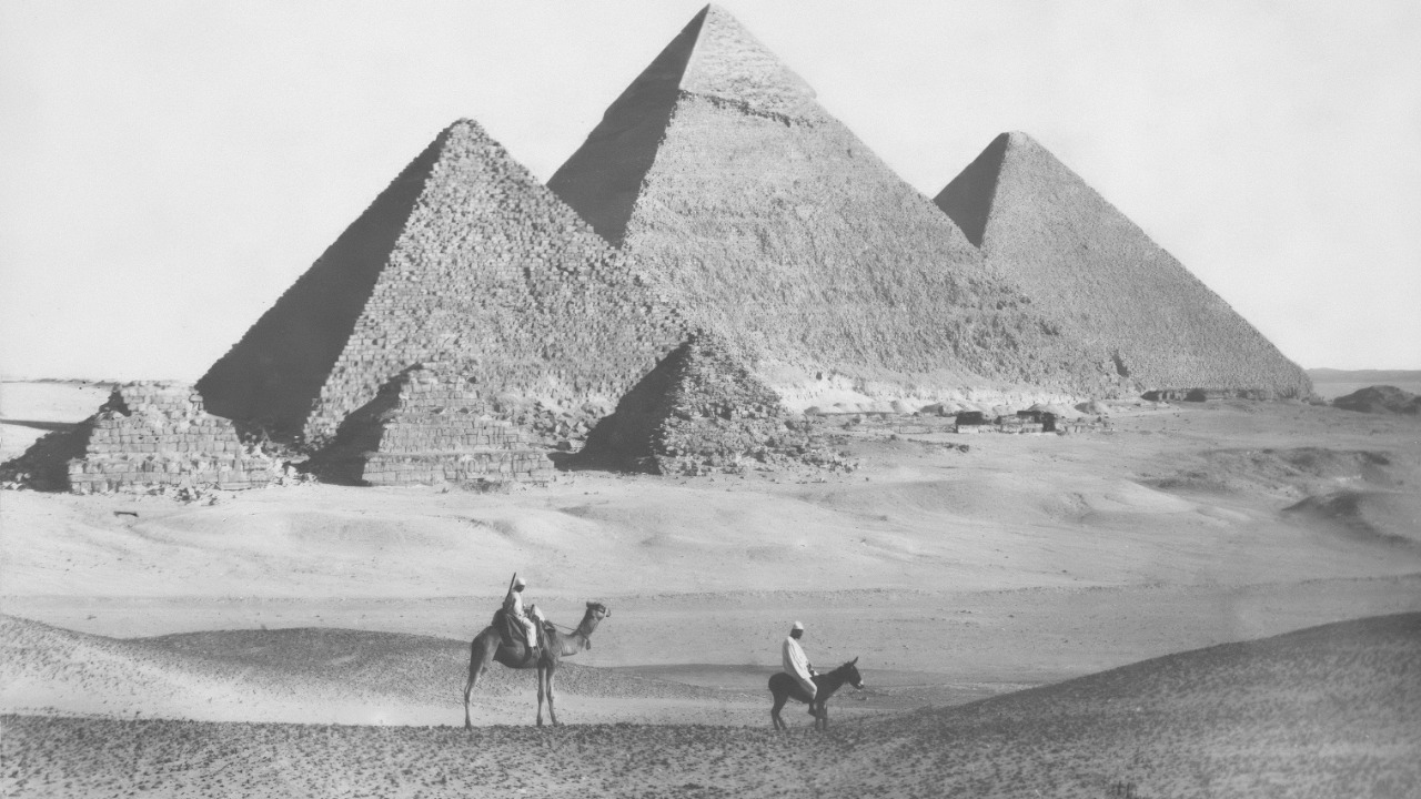 Pyramid builders revealed by old writings