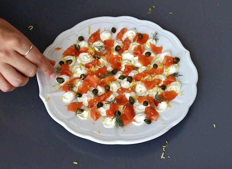 Salmón ahumado con queso, alcaparras y eneldo: un aperitivo para untar ...