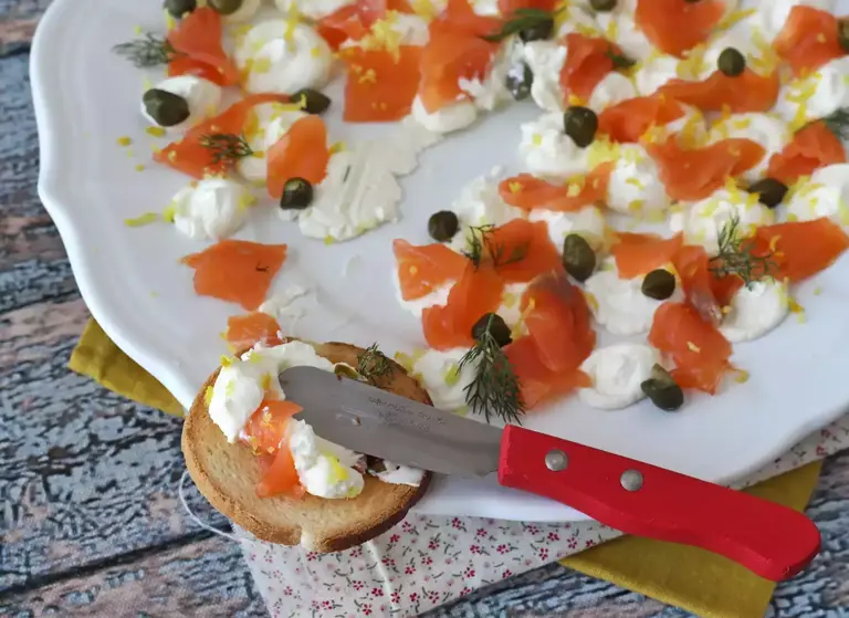 Salmón ahumado con queso, alcaparras y eneldo: un aperitivo para untar ...