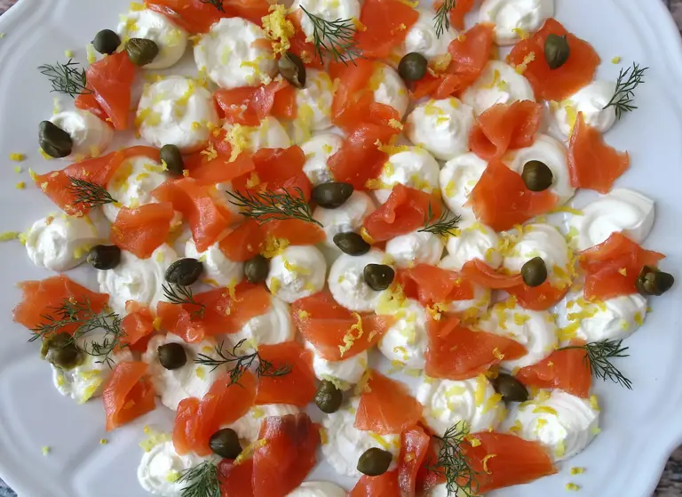 Salmón ahumado con queso, alcaparras y eneldo: un aperitivo para untar ...