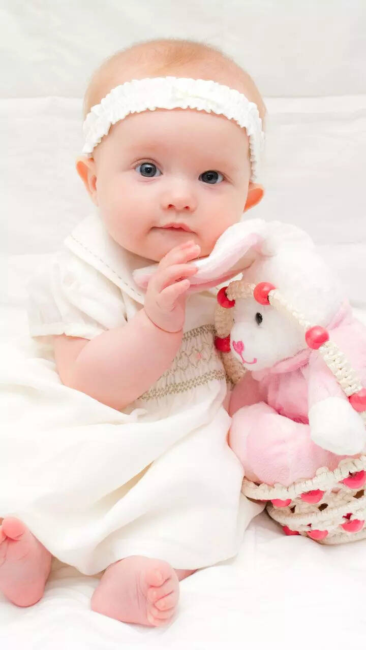 10 baby girl names that mean "bright"