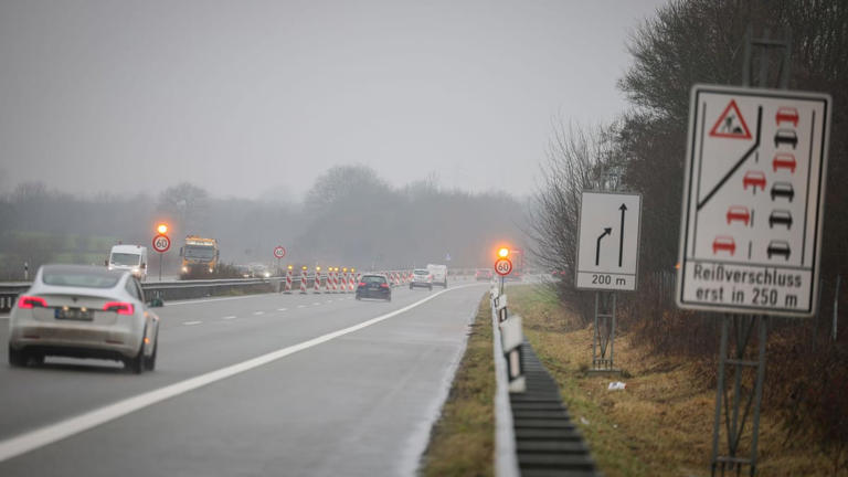Landktreis Rostock: Taxi fliegt von Autobahn in Teich – Mann tot