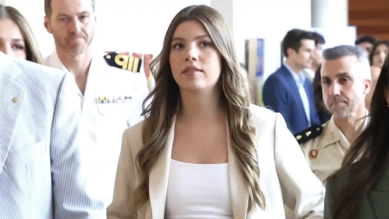 La Infanta Sofía, elegantísima, sorprende en Barcelona con el pantalón fluido ideal para el ...