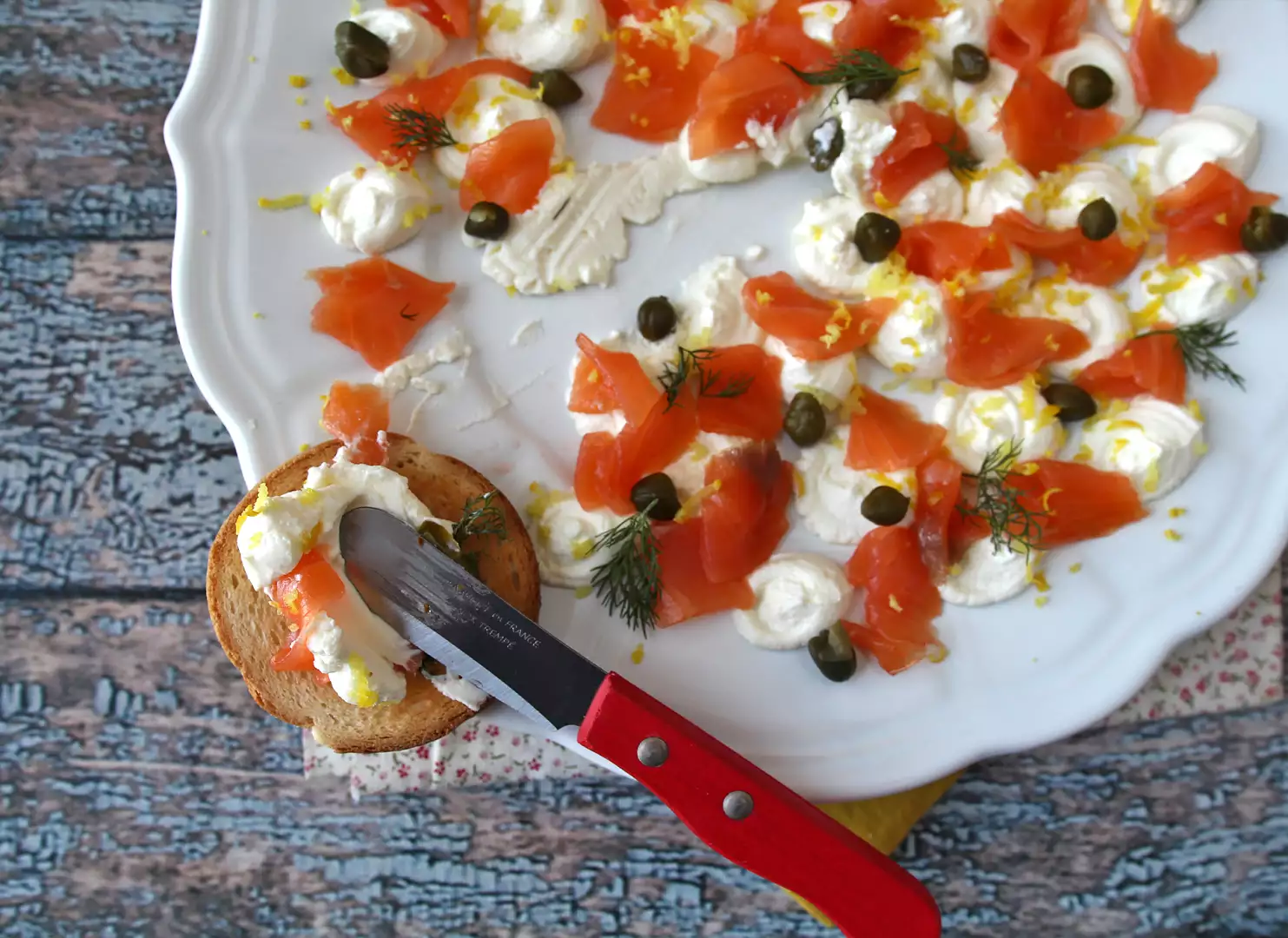Salmón ahumado con queso, alcaparras y eneldo: un aperitivo para untar ...