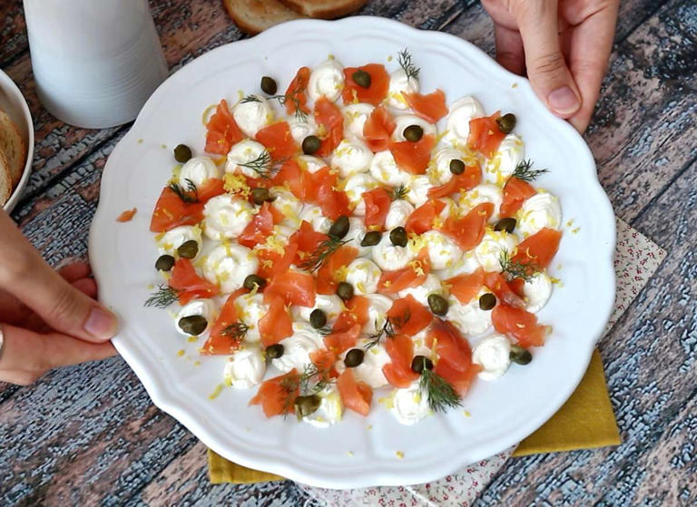 Salmón ahumado con queso, alcaparras y eneldo: un aperitivo para untar ...