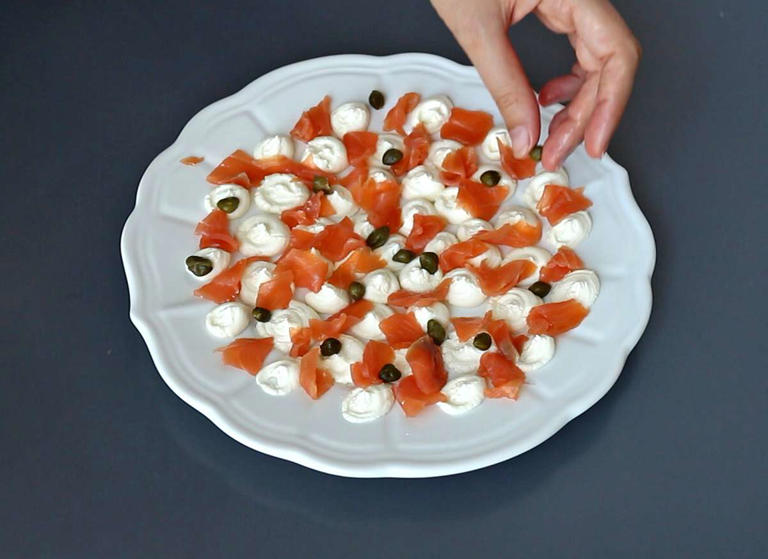 Salmón ahumado con queso, alcaparras y eneldo: un aperitivo para untar ...