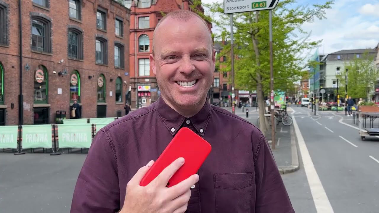 Volwassene Gebruikt Peuterstem om Platte Aarde Theorieën te Bevragen