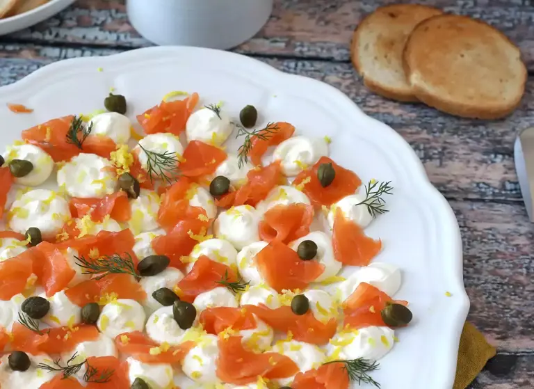Salmón ahumado con queso, alcaparras y eneldo: un aperitivo para untar ...