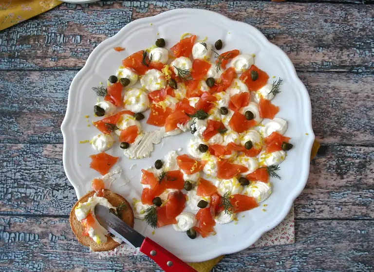 Salmón ahumado con queso, alcaparras y eneldo: un aperitivo para untar ...
