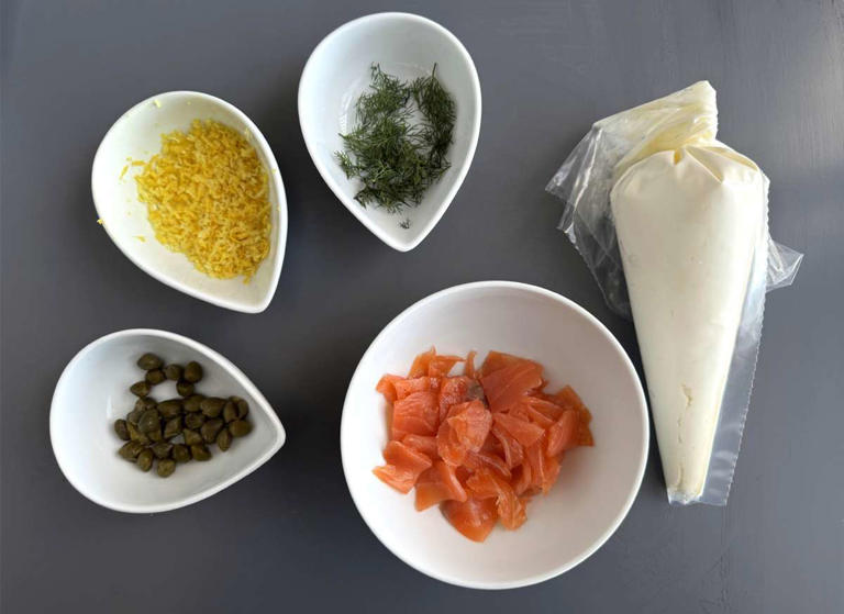 Salmón ahumado con queso, alcaparras y eneldo: un aperitivo para untar ...