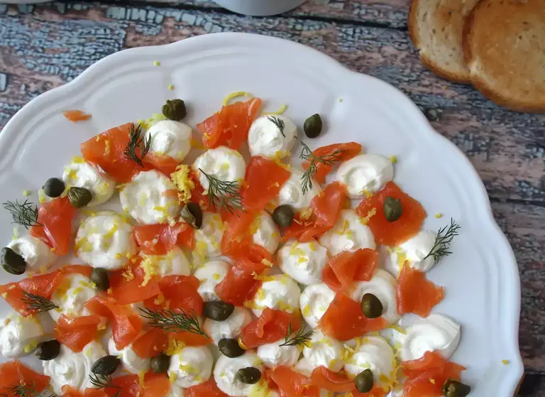 Salmón ahumado con queso, alcaparras y eneldo: un aperitivo para untar ...