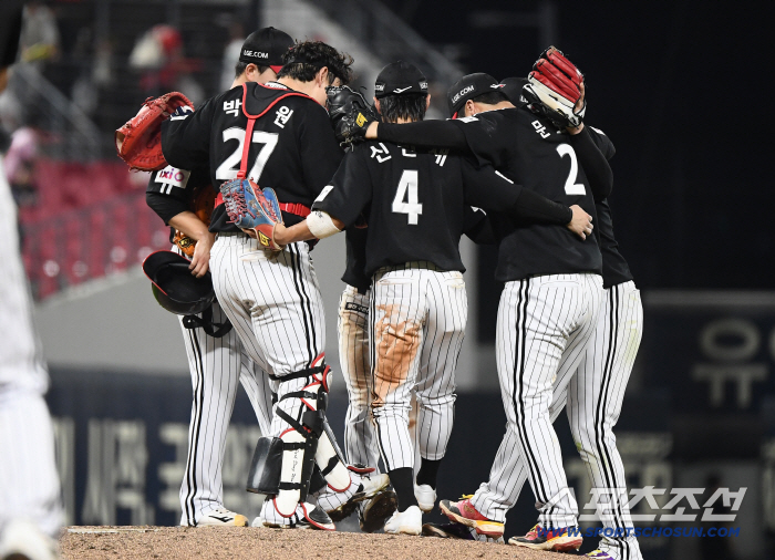 LG Players Celebrate Victory
