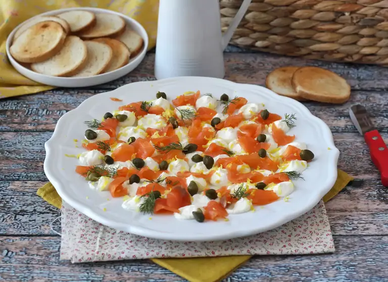 Salmón ahumado con queso, alcaparras y eneldo: un aperitivo para untar ...