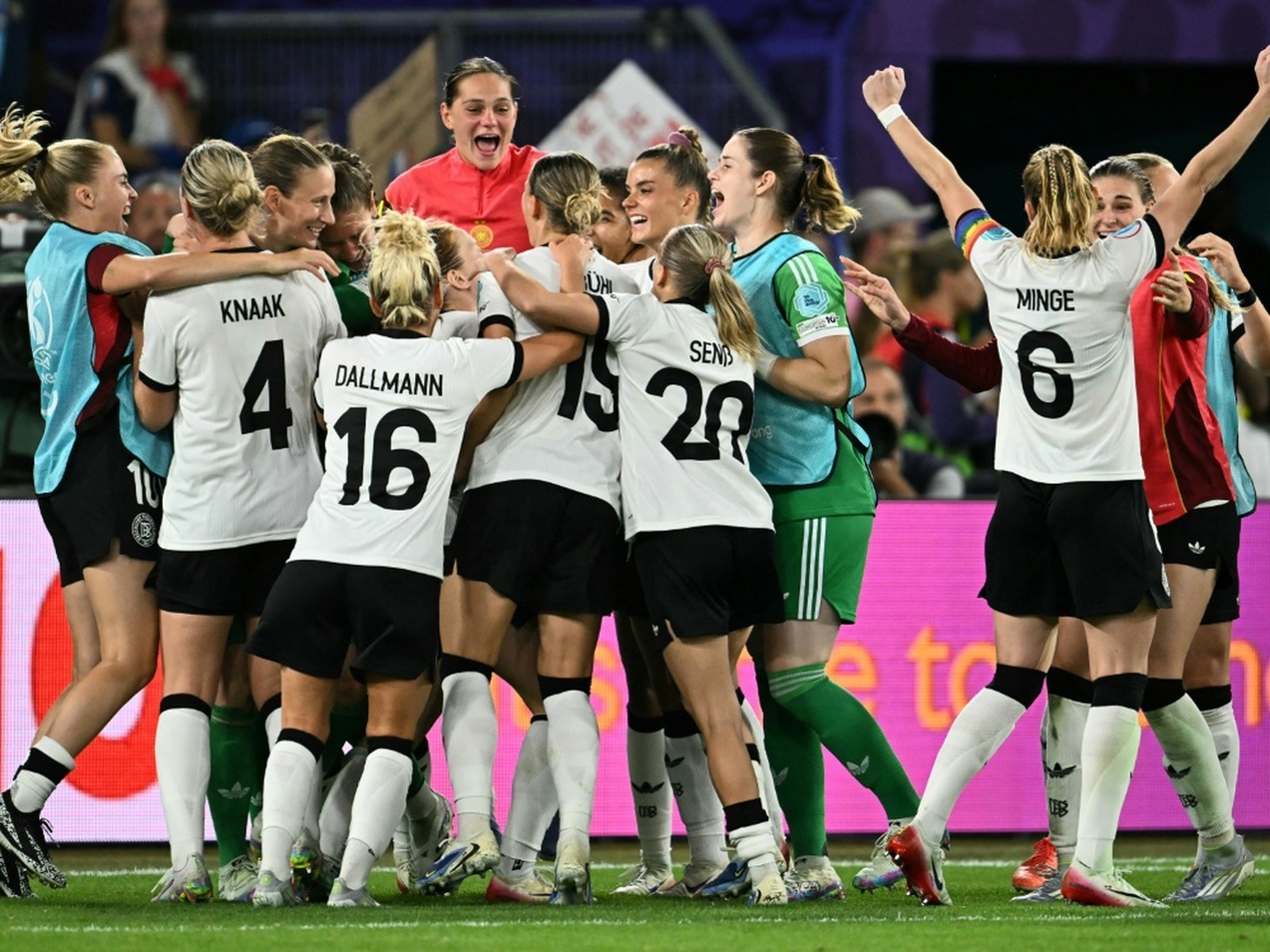 Im Trikot: Petry mit Grußbotschaft an DFB-Frauen