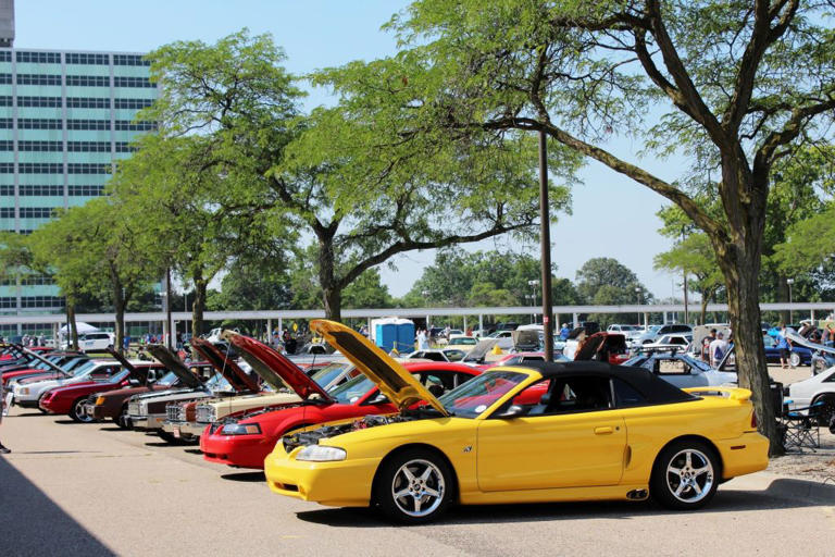 Third-Annual Motor City Foxfest Draws Fab Five-Ohs and More