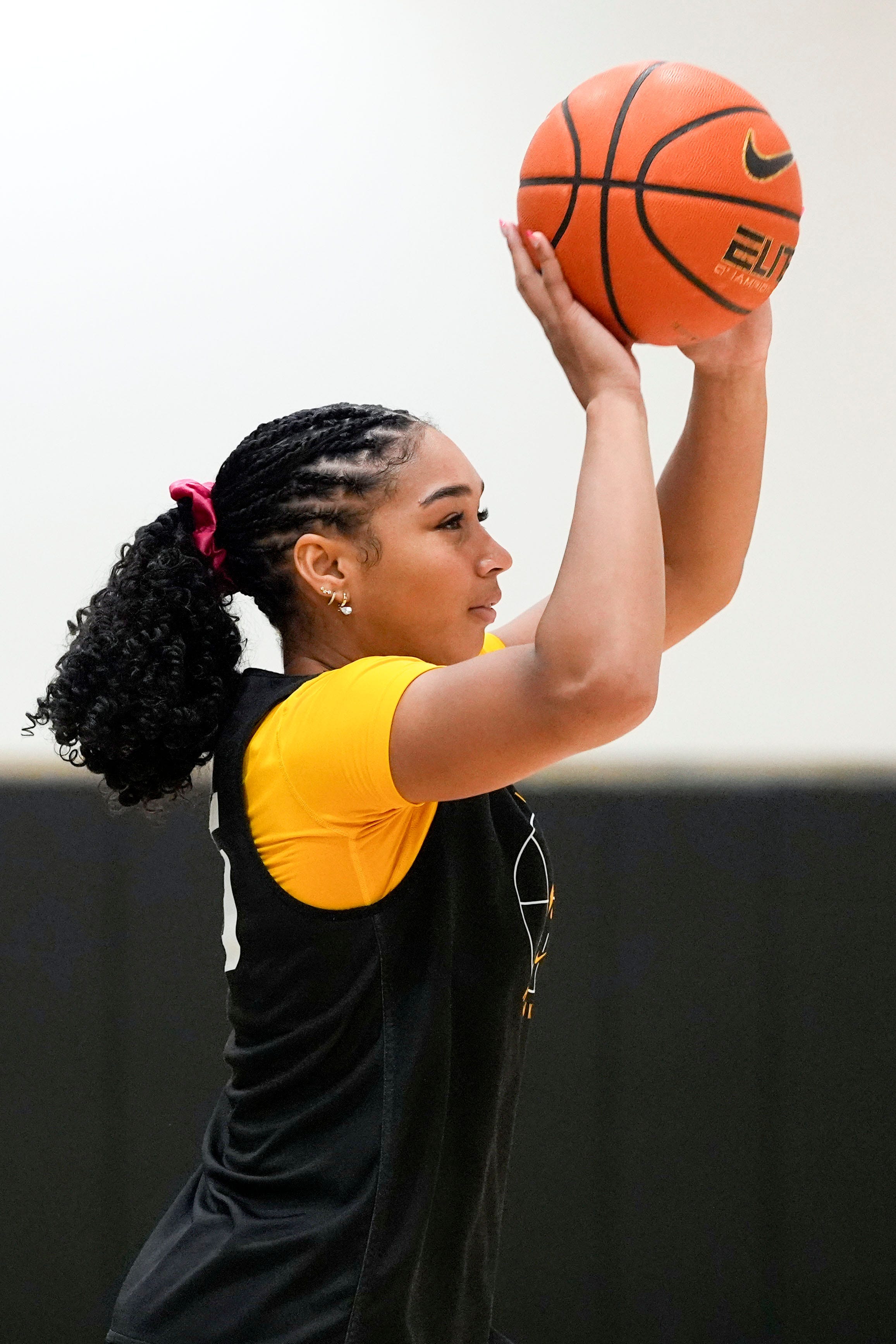 Iowa women’s basketball star praises program's transfer additions