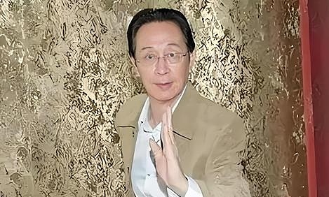 Actor Kwan Chung sells chili sauce on Taiwan streets