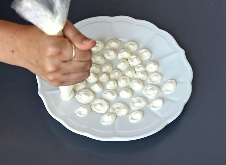 Salmón ahumado con queso, alcaparras y eneldo: un aperitivo para untar ...