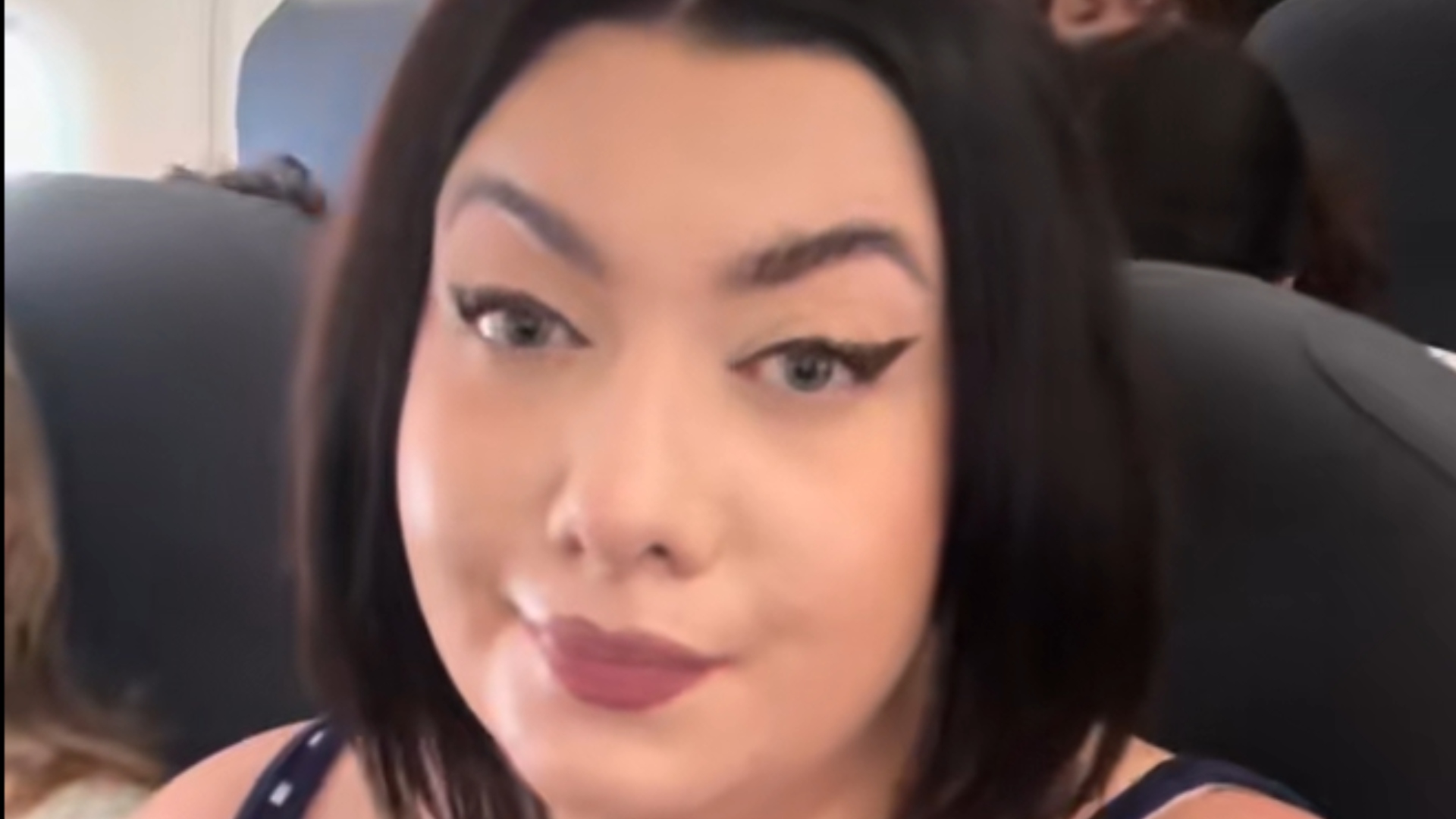 “Come volare quando sei grassa?”: la sua storia divide i social network