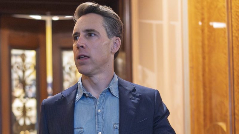 Sen. Hawley escorted off stage after conference interrupted by protesters