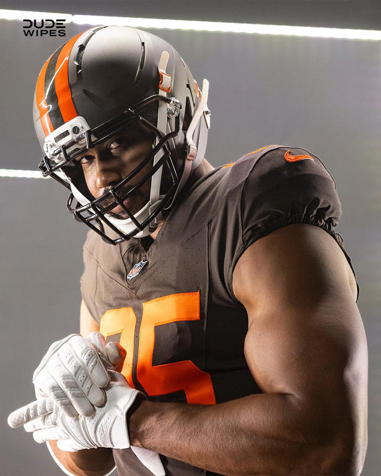 Look out! Person falls into Lake Erie during Cleveland Browns helmet reveal | Watch video