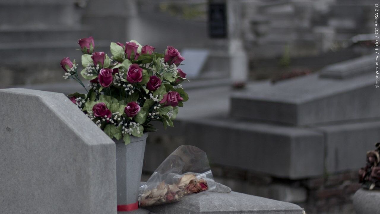 Thief suspected of digging up grave, stealing jewelry from corpse at ...