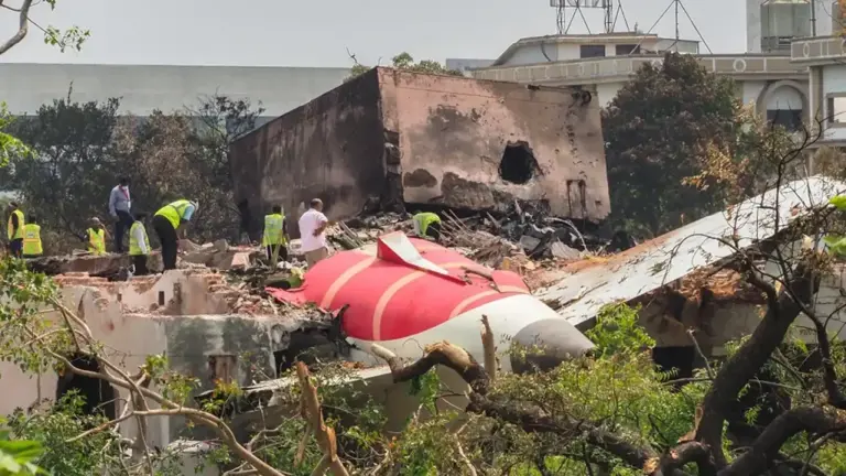 Familias de víctimas del accidente de Air India reciben restos equivocados