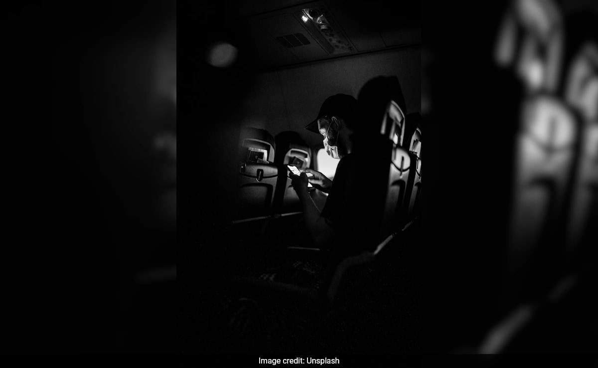 Pilot Reveals What Happens When You Don't Put Phones On Aeroplane Mode ...