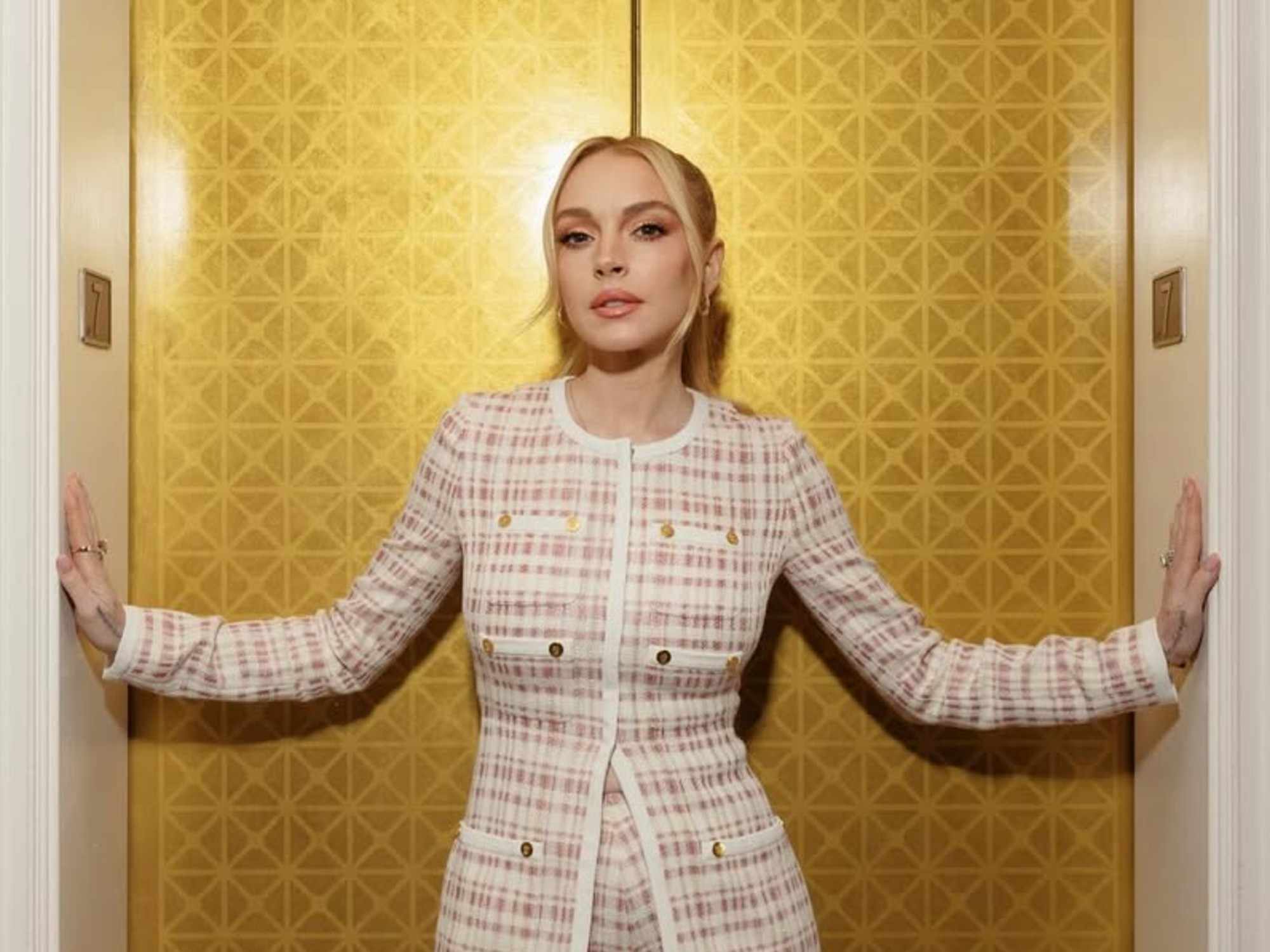 Lindsay Lohan's Extra-Long Princess Waves Are Giving Hollywood Royalty