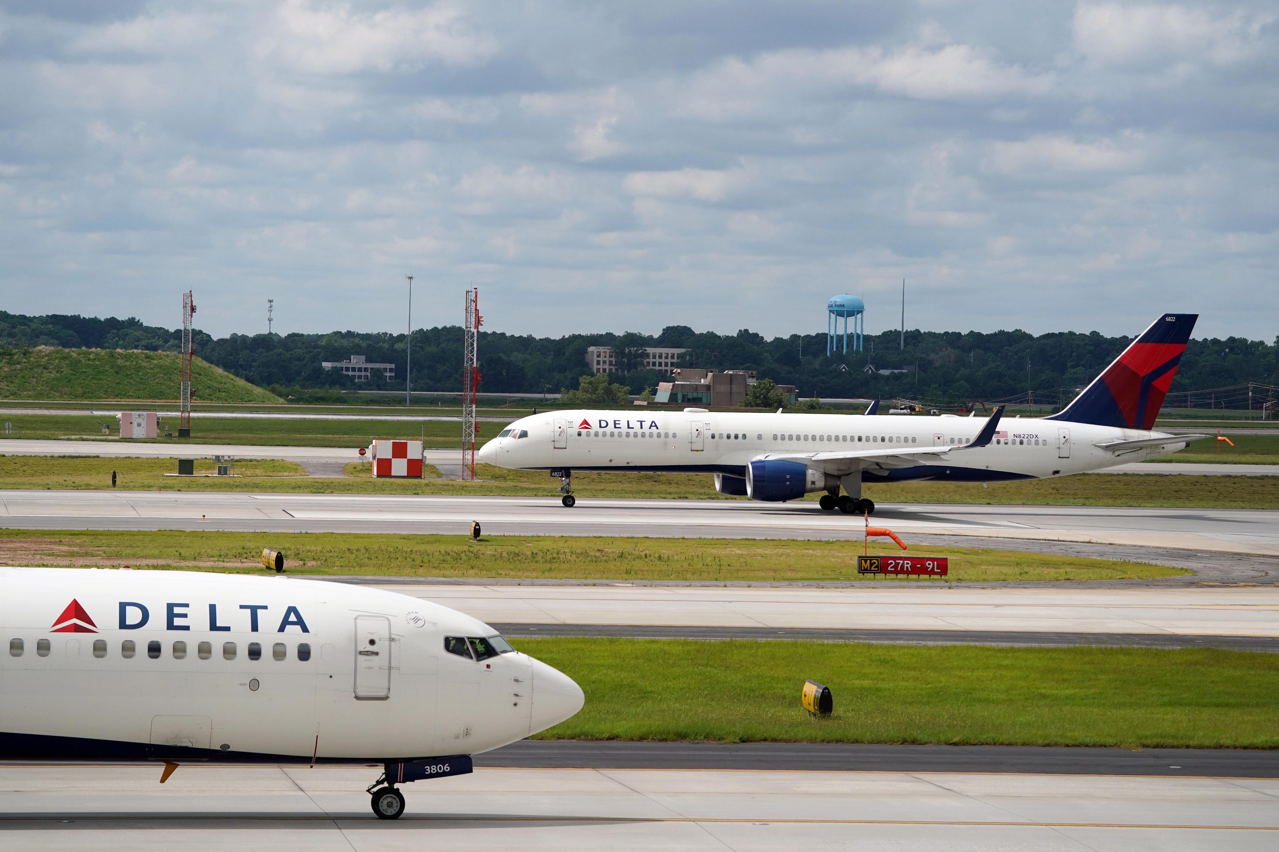 Delta flight forced to hit brakes when another jet lands on same runway