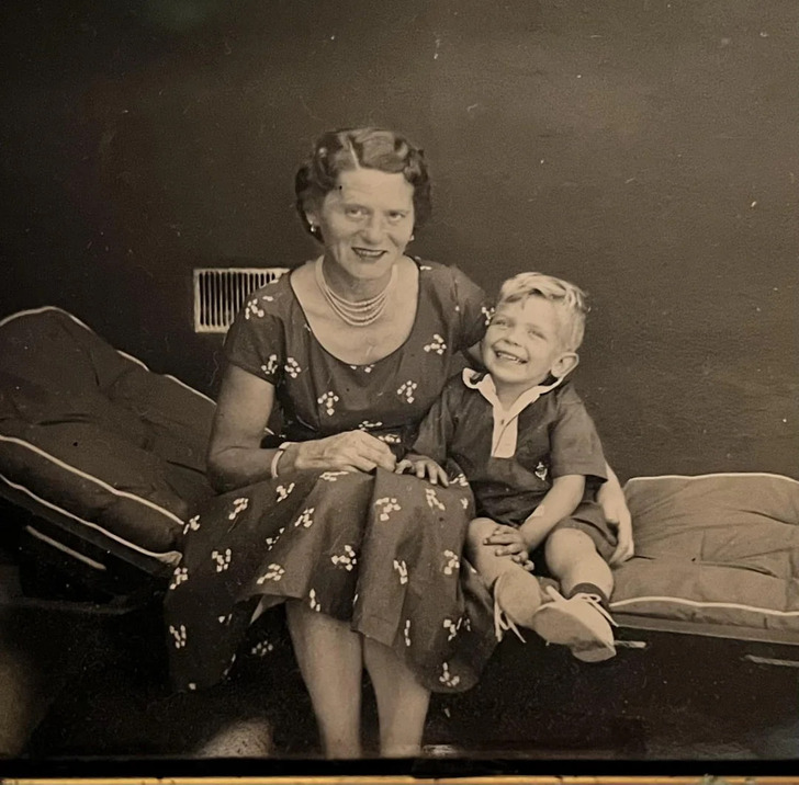 12 Family Archive Photos That Perfectly Capture Love Through Generations