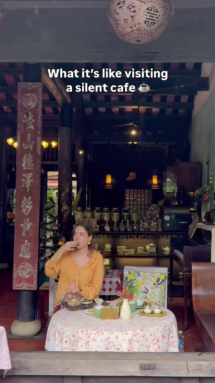 What It's Like Visiting a Silent Cafe