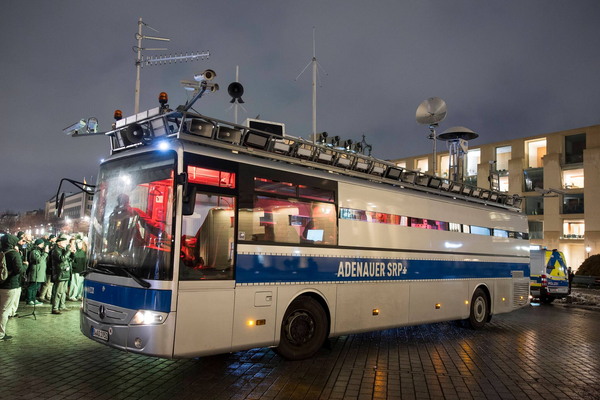 „Adenauer SRP+“: Wie ein alter Gefangenentransporter zur ...