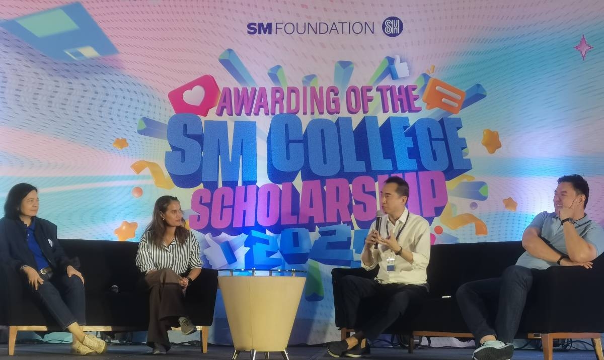 SM scholars listen to learning session