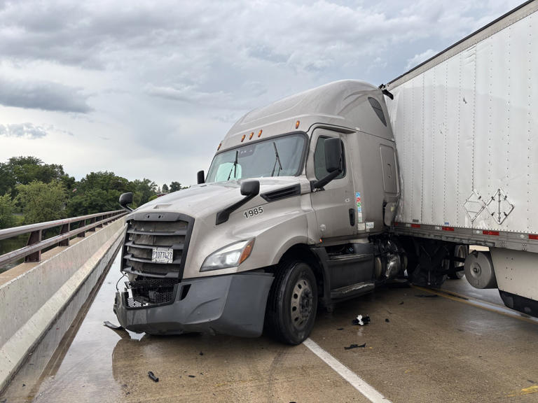 Portage semi crash causes diesel fuel spill on bridge over Wisconsin River