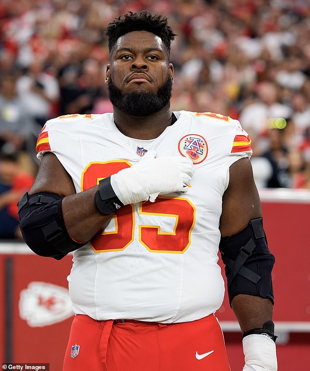 Chiefs star breaks down in tears while talking about his late mom after ...
