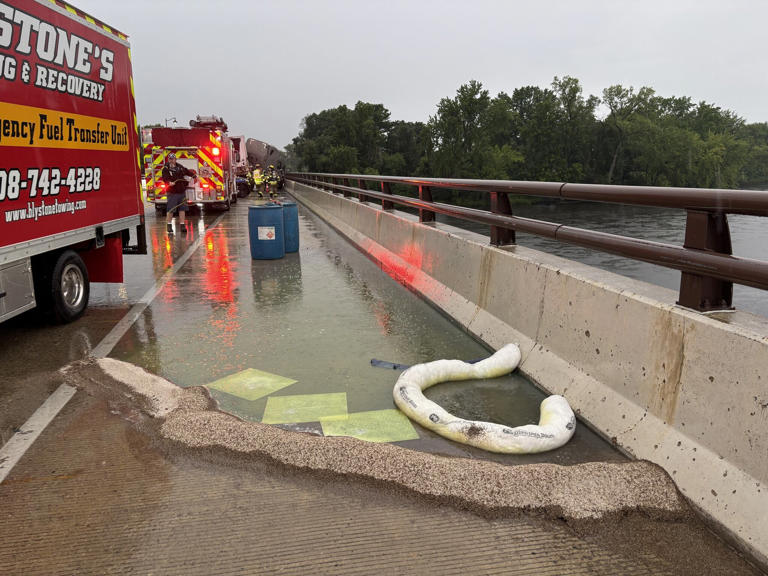 Portage semi crash causes diesel fuel spill on bridge over Wisconsin River