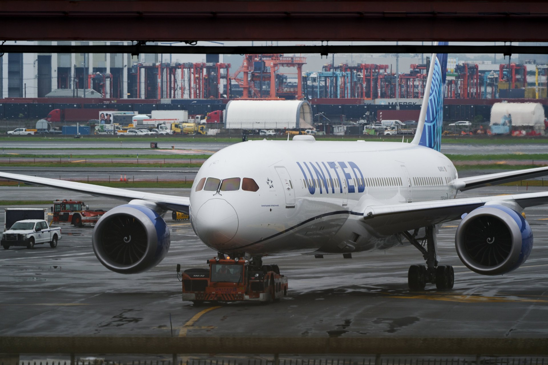 Boeing 787 mayday after engine failure avoids crash