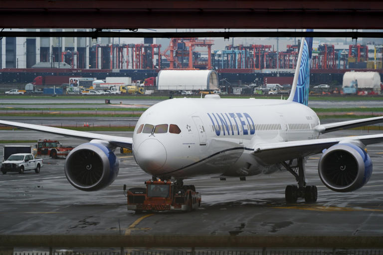 Boeing 787 mayday after engine failure avoids crash