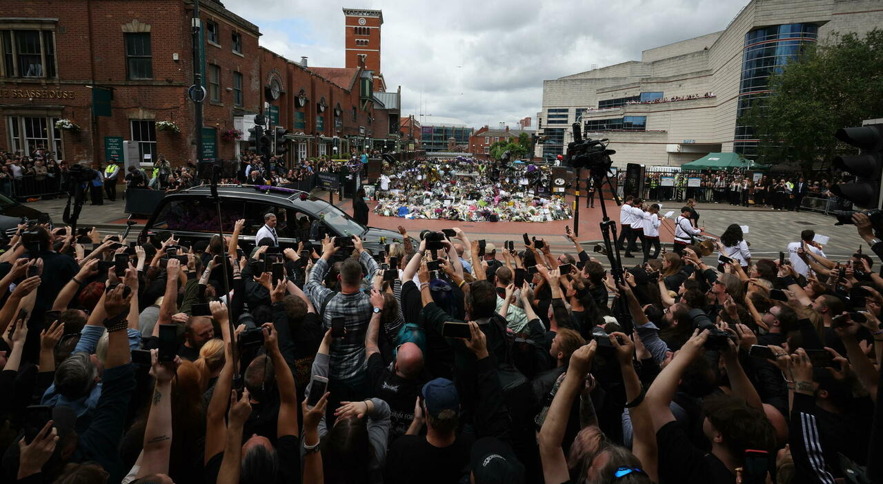 Ozzy Osbourne, i funerali del Principe delle Tenebre: le lacrime di Sharon, i cori, le lettere ...