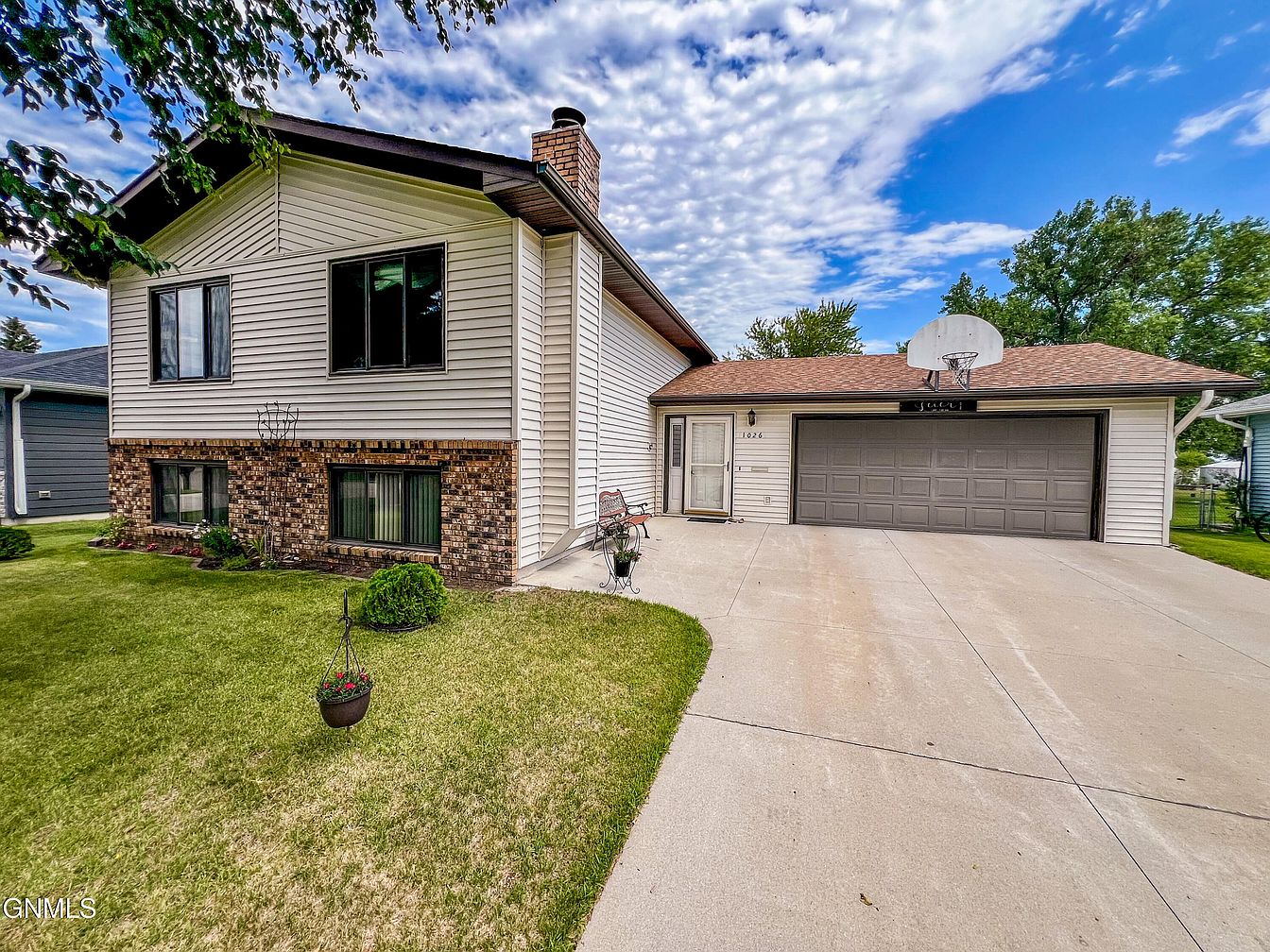 A Spacious Haven in Valley City: 1976 Split-Foyer with Cozy Family Room ...